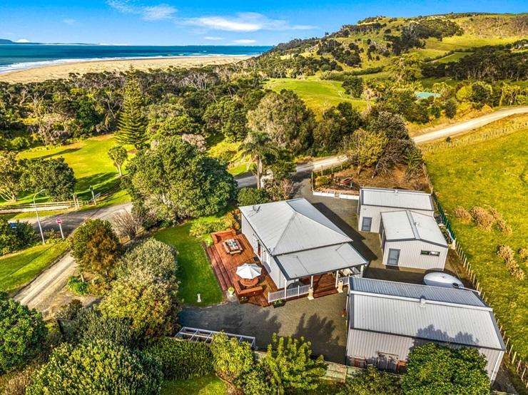 ‘National treasure’: Historic lighthouse keeper’s cottage for sale for ...