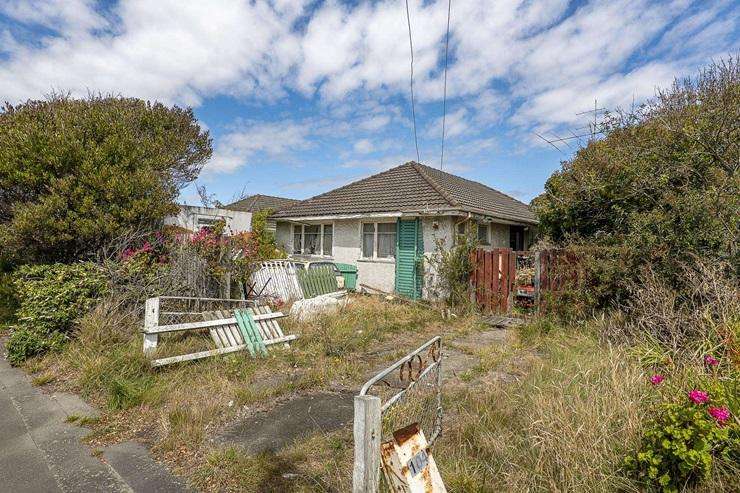 Seven bidders fight over run-down house overflowing with junk, All ...