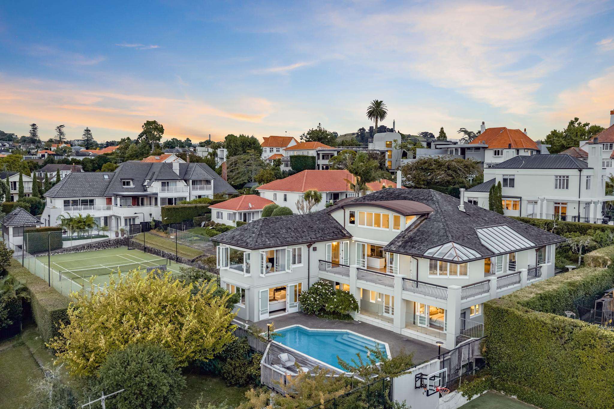 Hong Kong family fly in to buy NZ home, grab Vicky Ave mansion for $10 ...