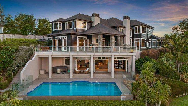 Building boss’ $7m West Auckland mansion for sale with putting green ...