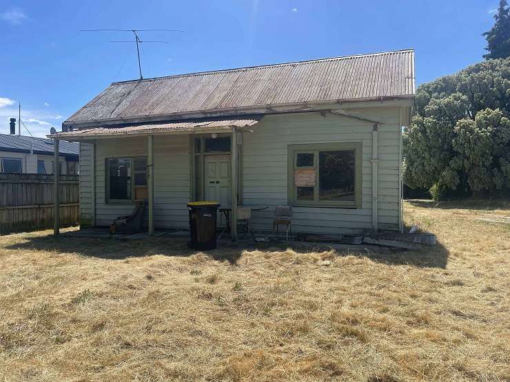 'Everyone loves a do-up': Run-down Southland cottage sells for just ...