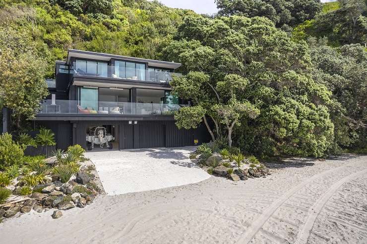 ‘Best bach on earth’: Rich lister’s Waiheke Island pad eyes record sale ...