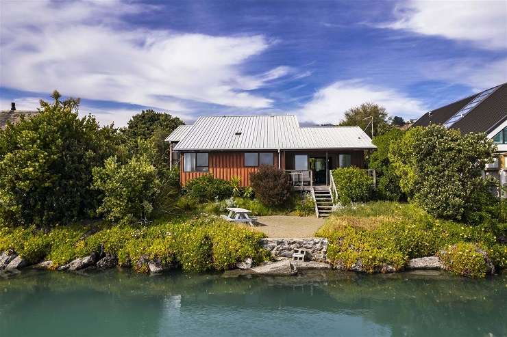 Uninsurable beach house snapped up for $1.675m after dream build ...