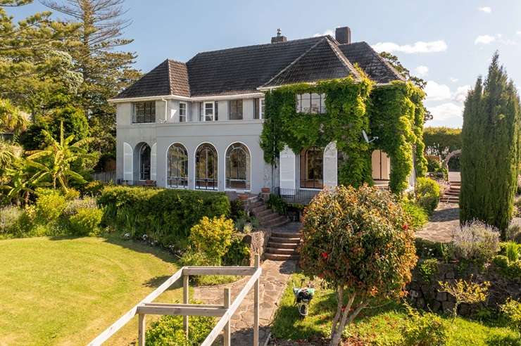 Mansion estate with 23 bedrooms for sale - should buyers just demolish ...